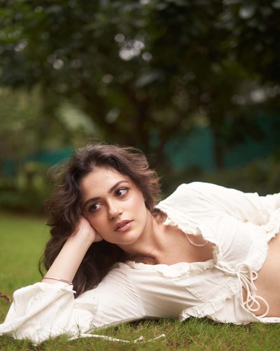 Aneet Padda Photos – Stunning Pics & HD Gallery