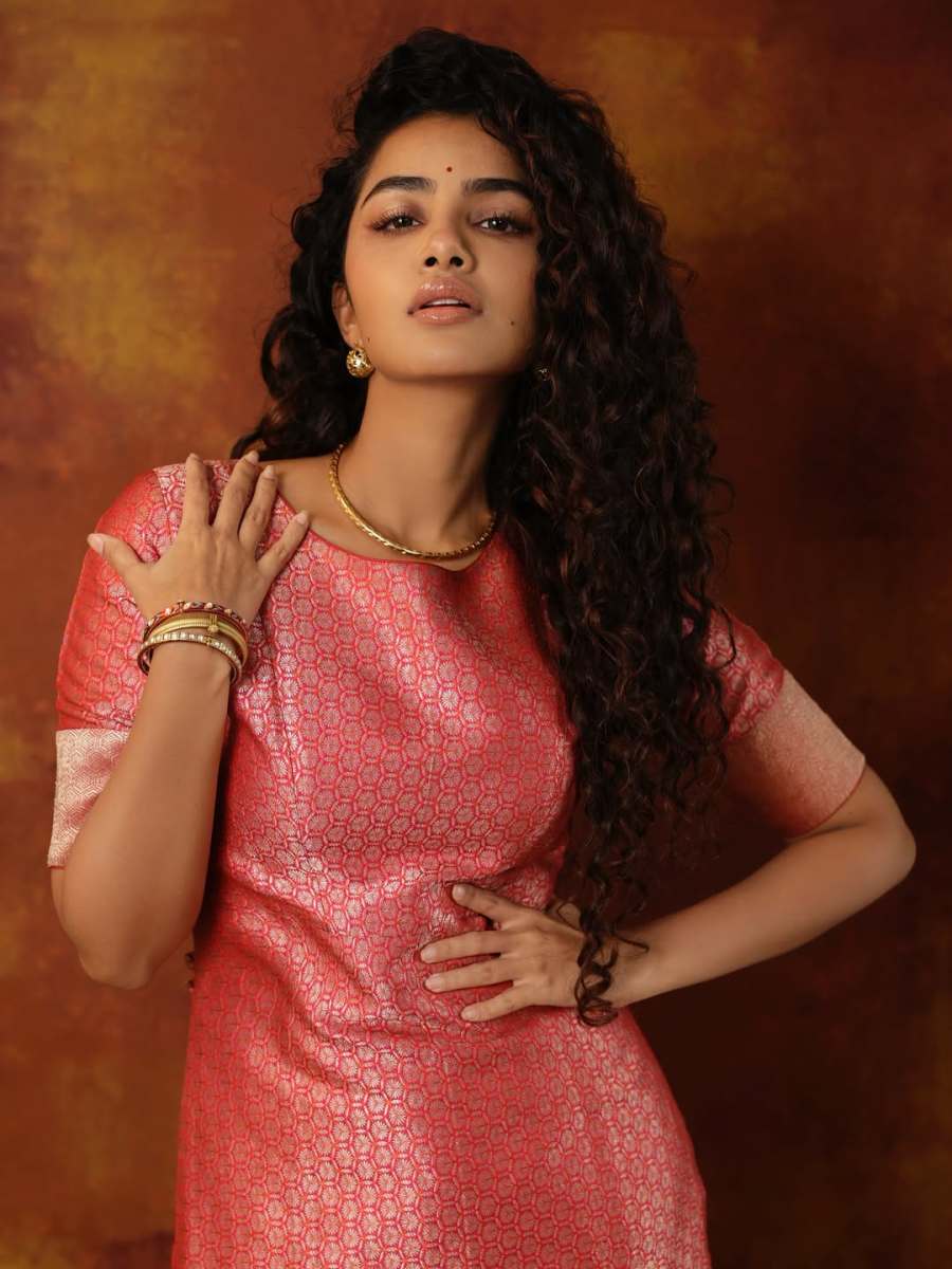 Anupama Parameswaran Photos – Latest HD Pics & Images