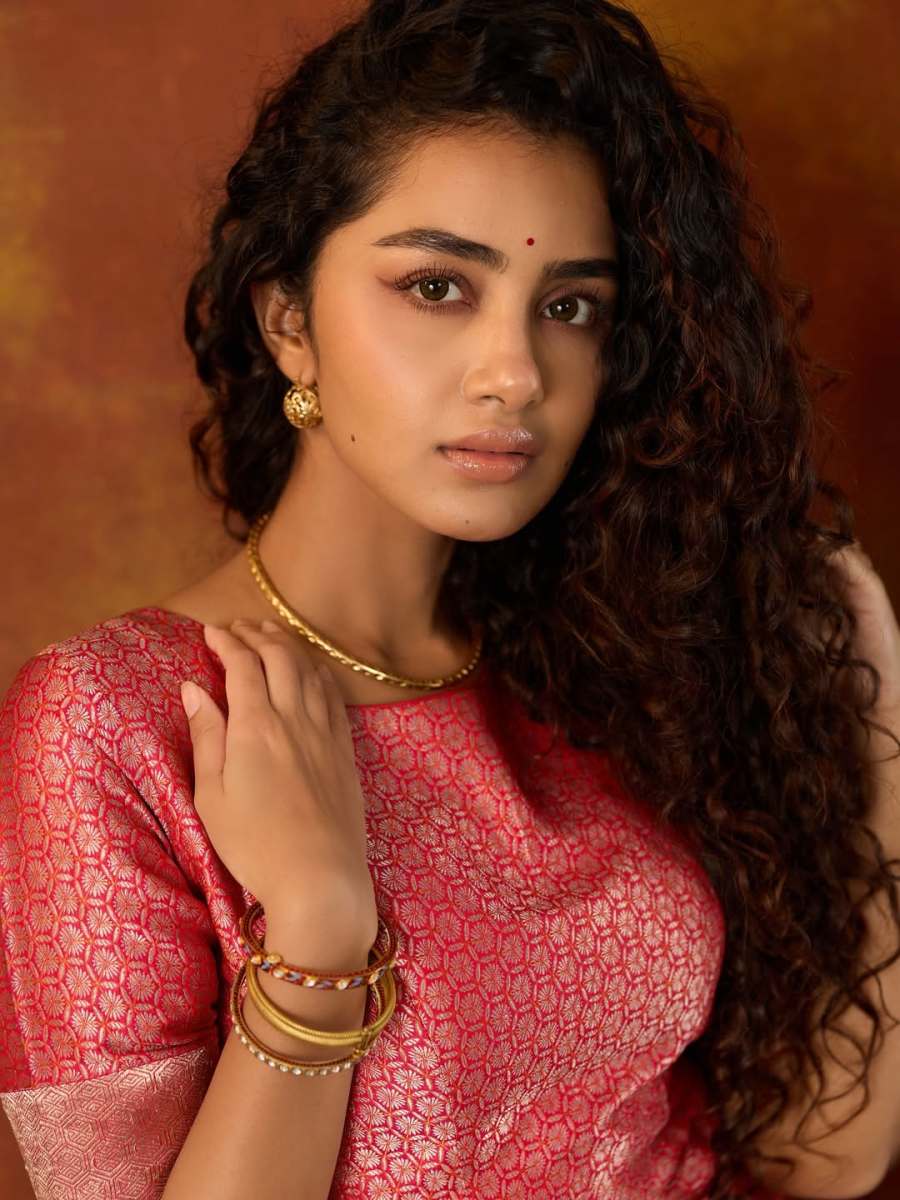 Anupama Parameswaran Photos – Latest HD Pics & Images