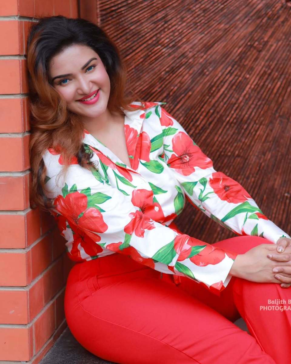 Honey Rose Photos – Latest HD Pics & Stunning Images