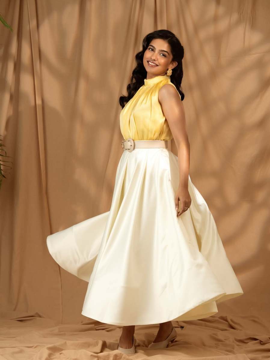 Mamitha Baiju Latest HD Photos & Pics Gallery