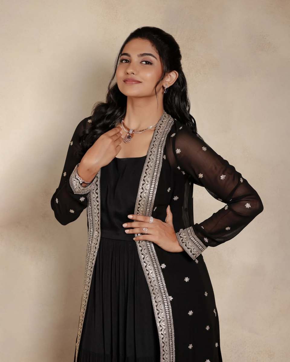 Mamitha Baiju Latest HD Photos & Pics Gallery