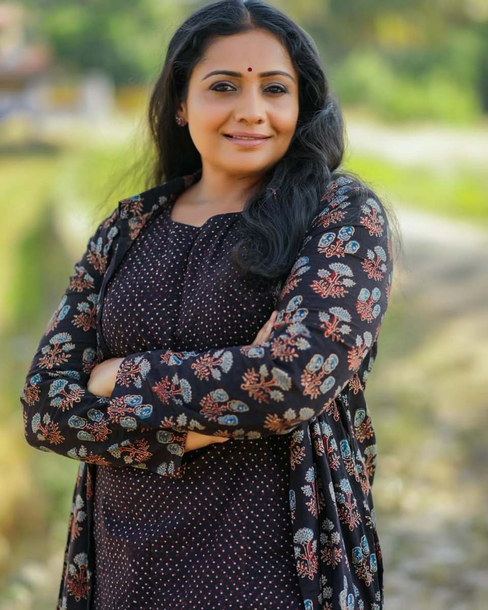 Meera Vasudevan Photos – Latest Pics & HD Images