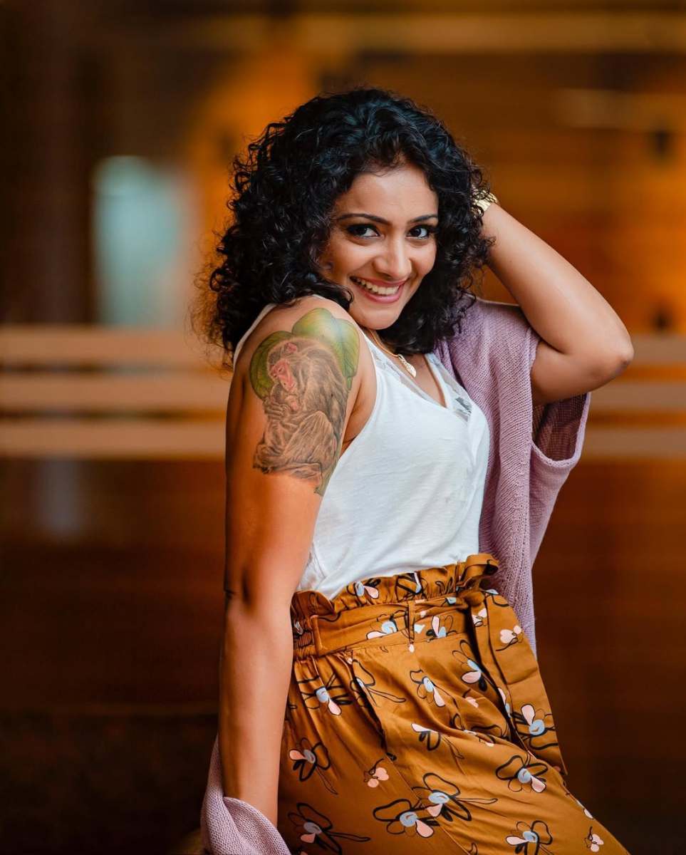 Meera Vasudevan Photos – Latest Pics & HD Images