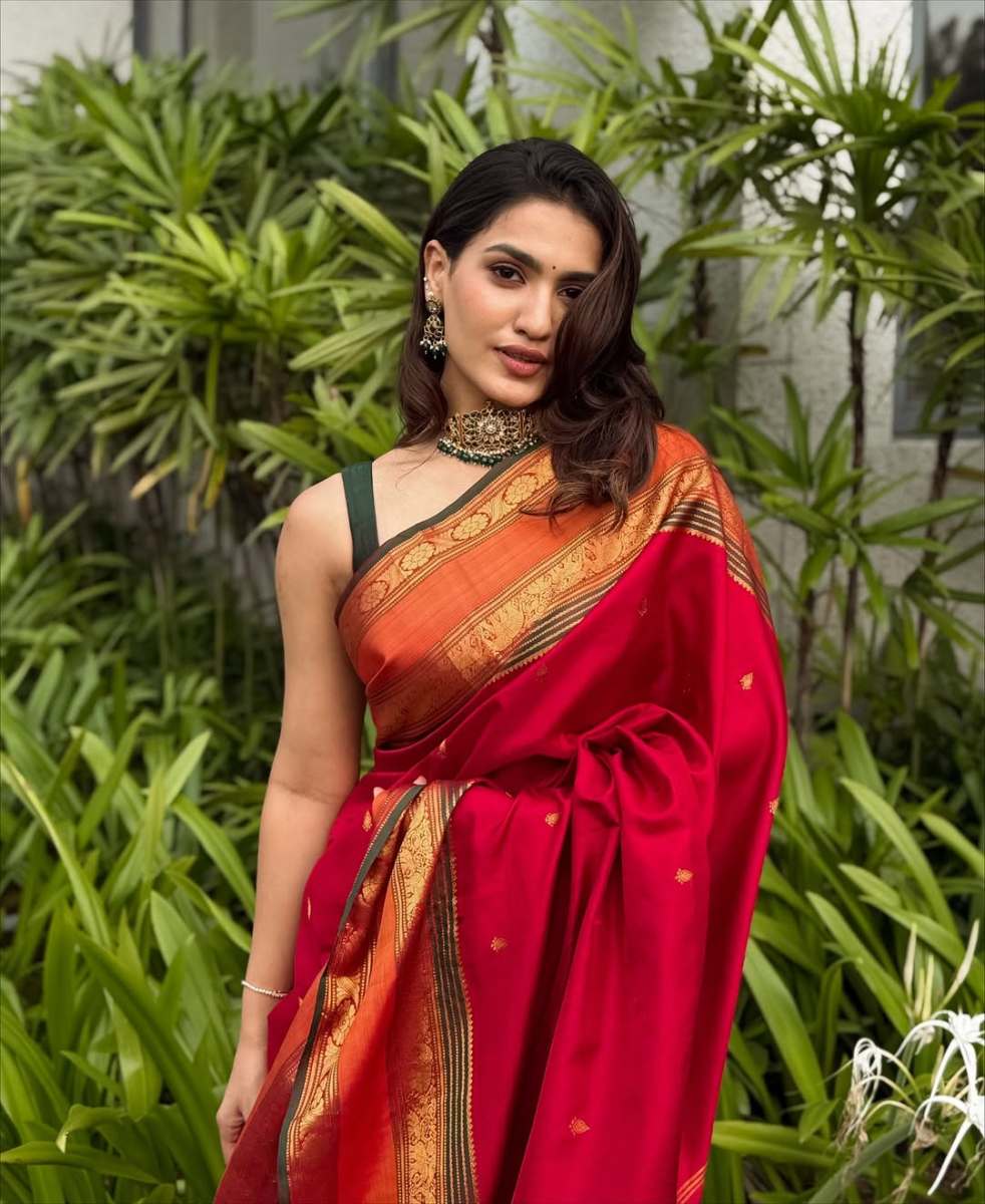 Saniya Iyappan Photos – Stunning Images & Latest Pictures